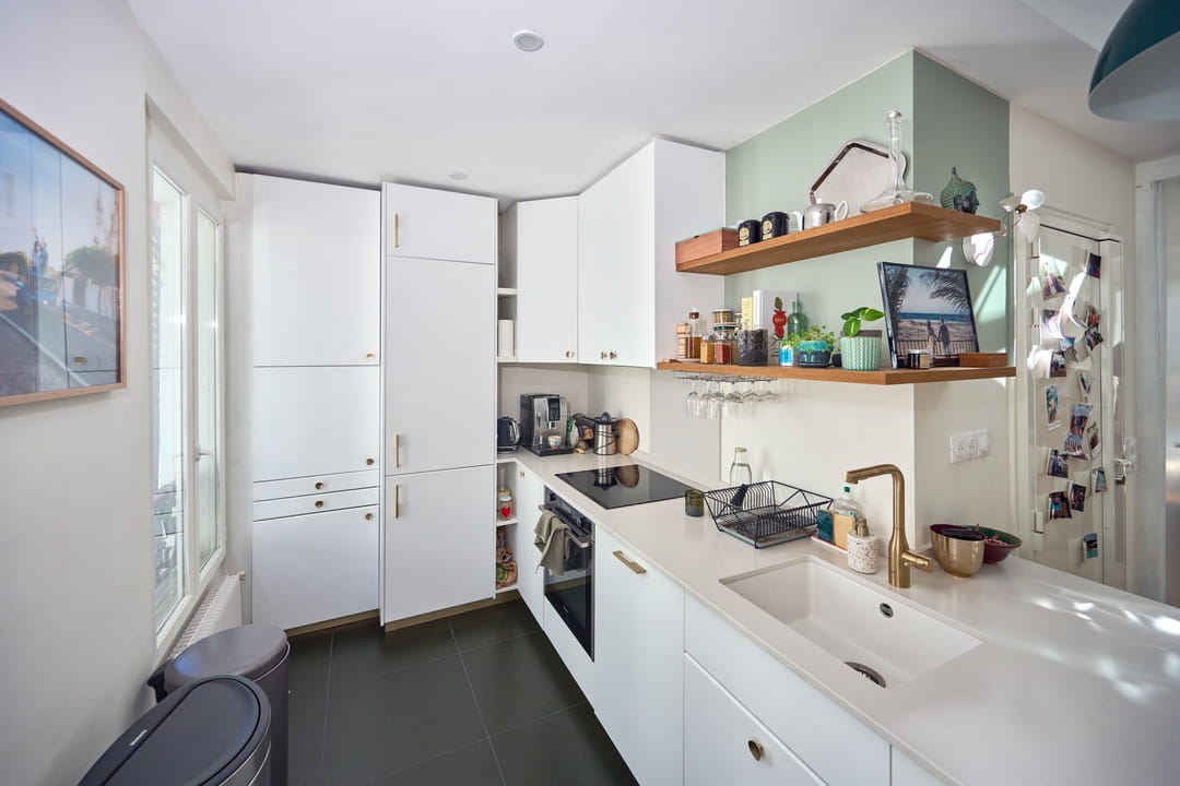 Après : une cuisine toute équipée aux tons clairs