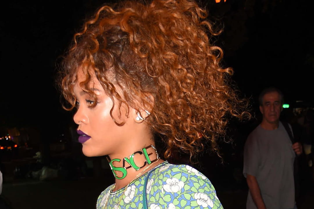 Rihanna avec un choker Versace