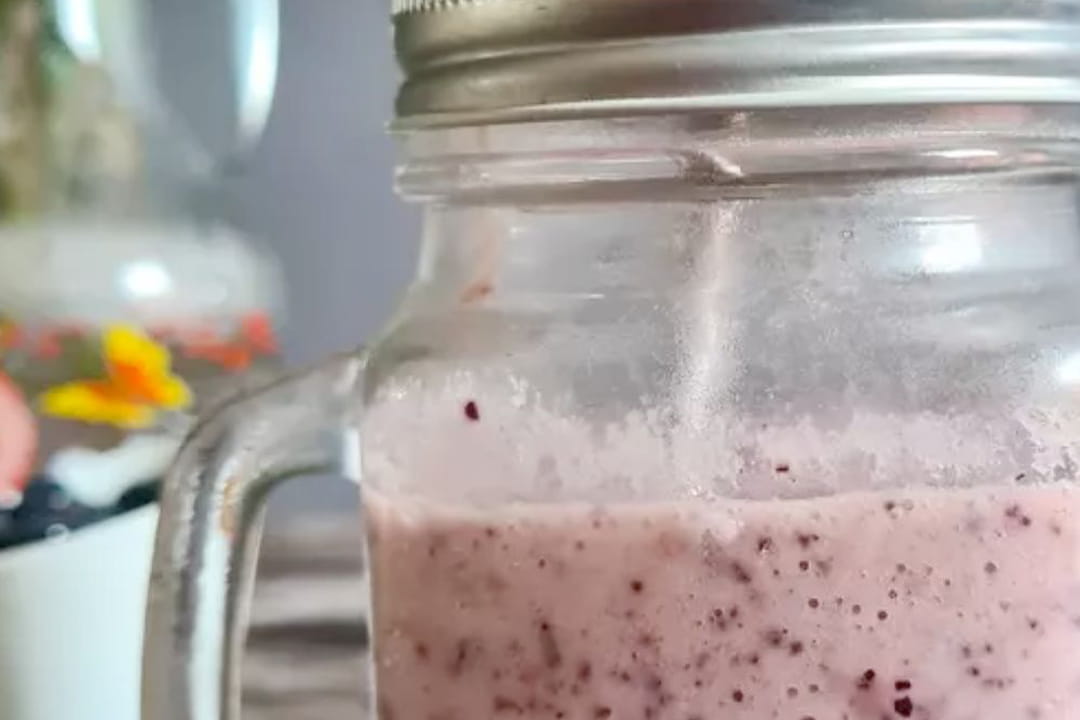Smoothie fruits rouges et lait de coco