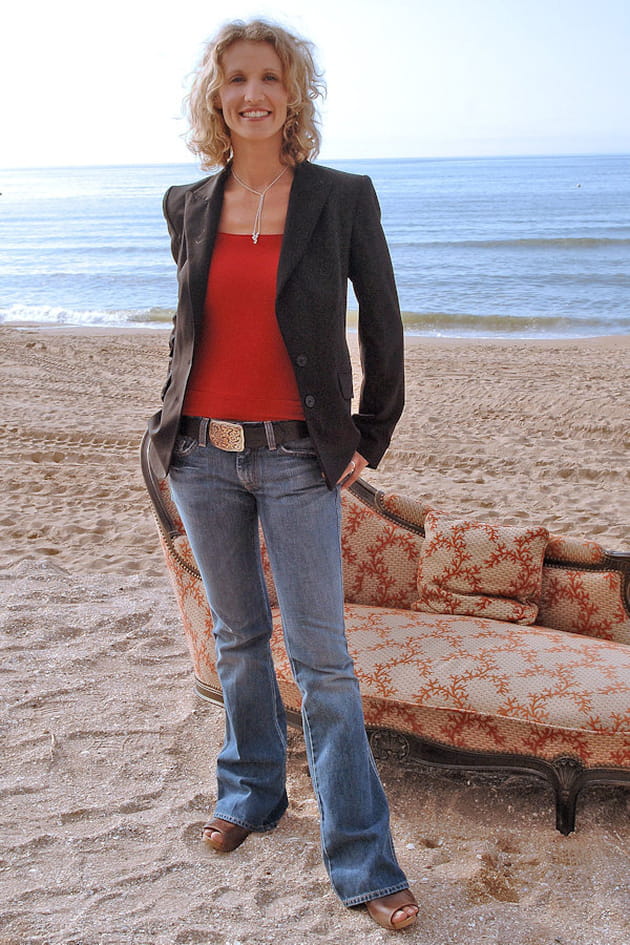 Alexandra Lamy en jean bootcut taille basse et ceinture western