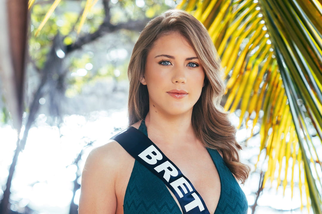 Miss Bretagne (Ninon Crolas) pose en maillot en Martinique