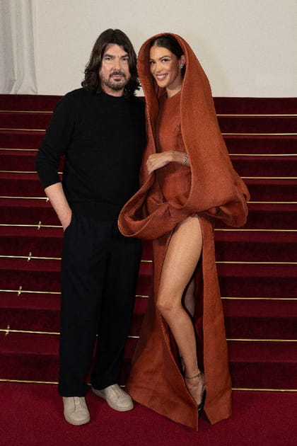 Iris Mittenaere en longue robe fendue à capuche XXL