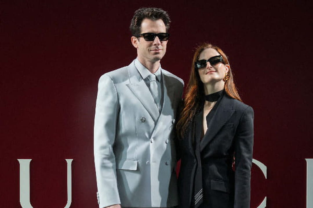 Mark Ronson en costume bleu ciel et Grace Gummer en smoking noir