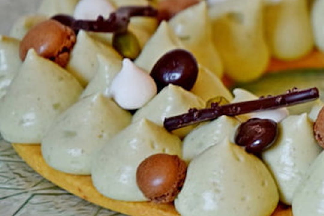 Pâte sucrée selon Cyril Lignac, garnie de crème diplomate à la pistache