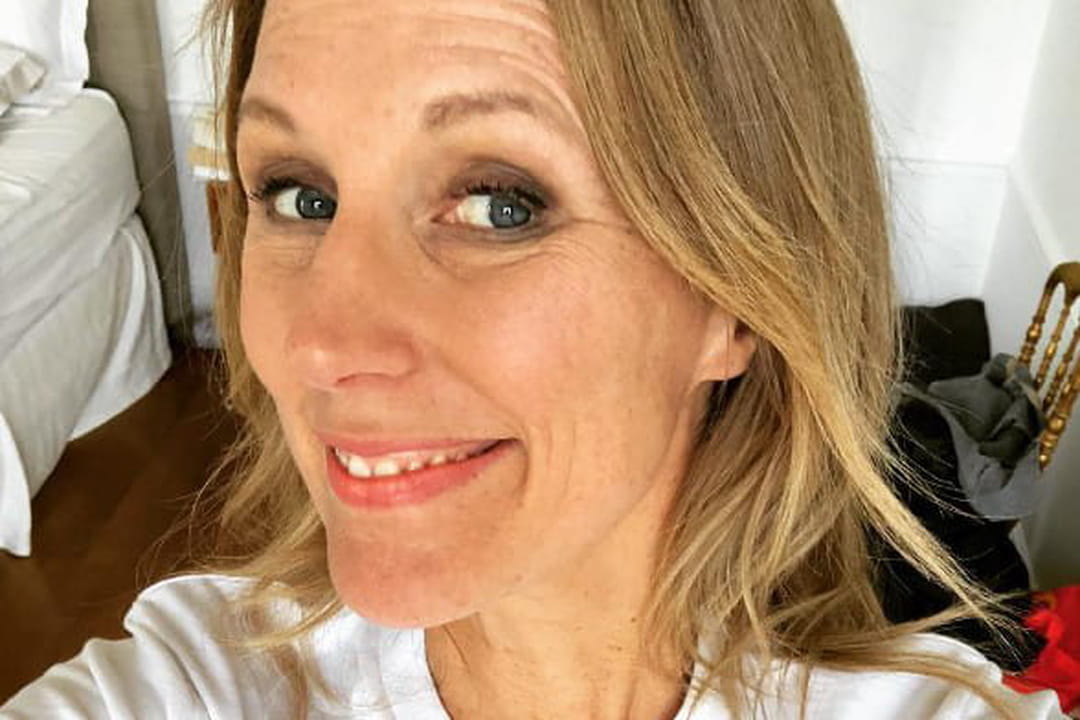 Agathe Lecaron, gracieuse avec son subtil smokey eyes