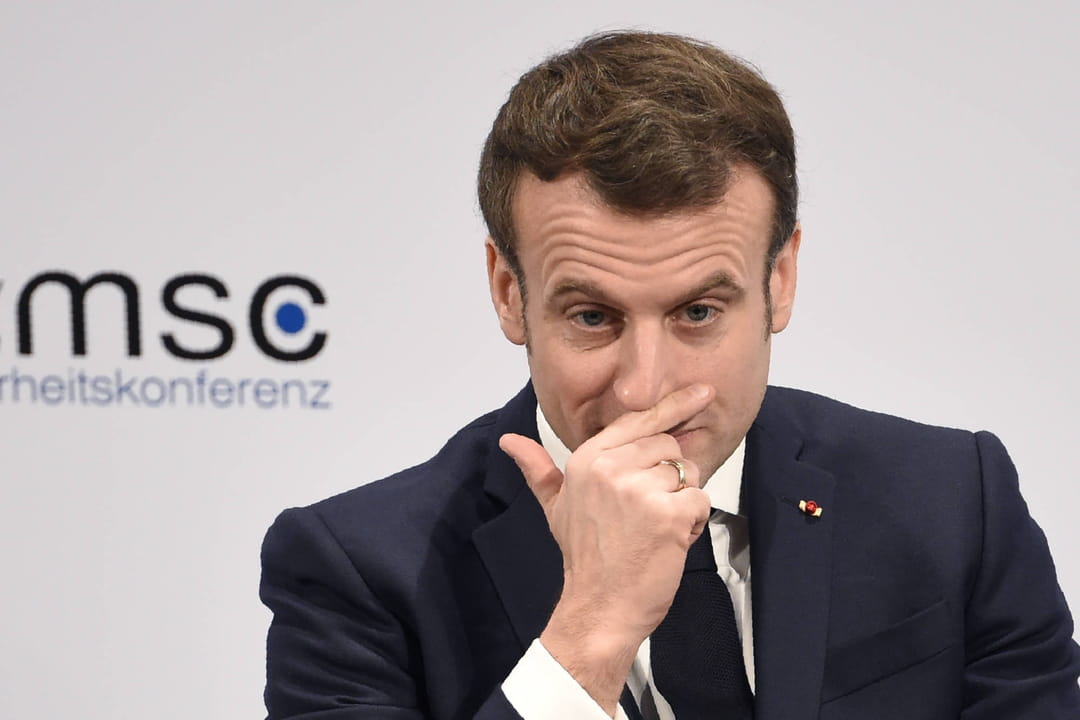 Emmanuel Macron se gratte le nez