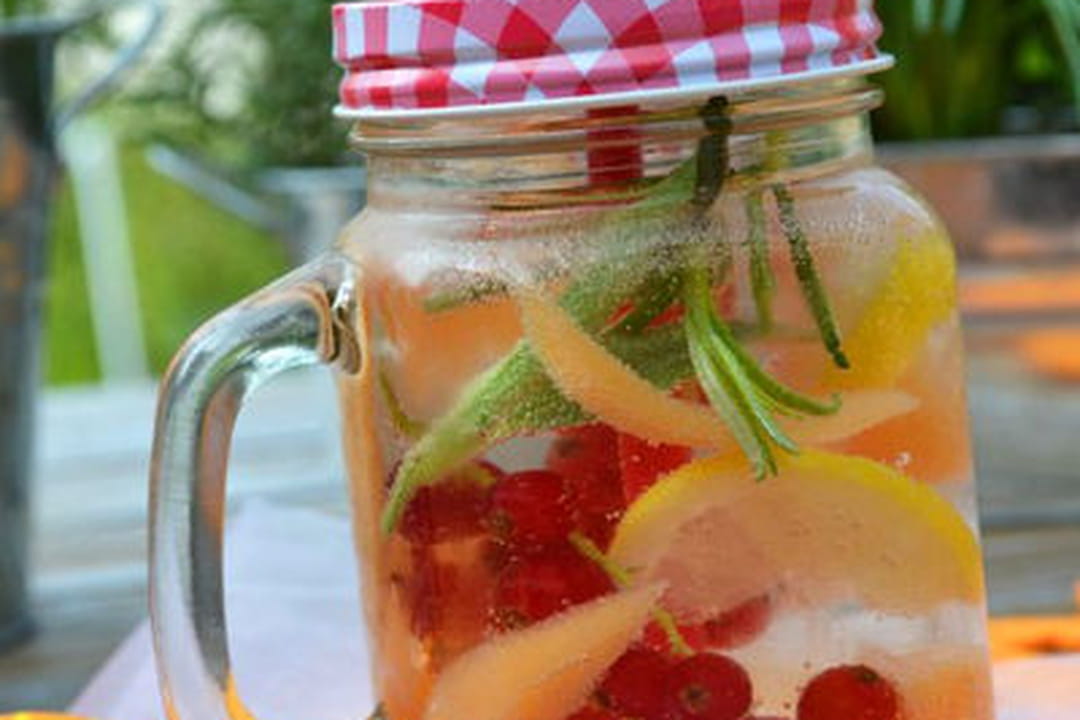 Eau aromatisée au melon, groseilles rouges et citron Detox water