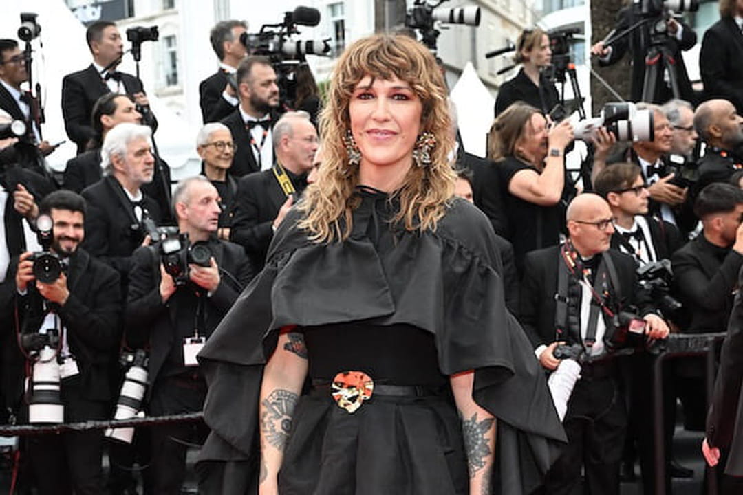 Daphné Burki ose une paire de chaussures étonnante sur le tapis rouge ...