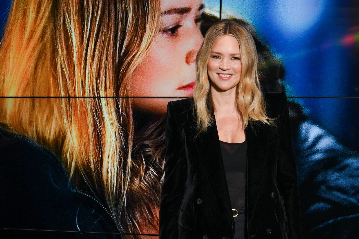 Virginie Efira brille de mille feux dans son incroyable robe dos nu scintillante