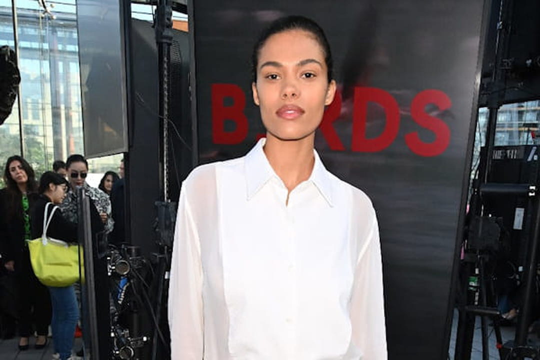 Tina Kunakey en chemise blanche et pantalon noir