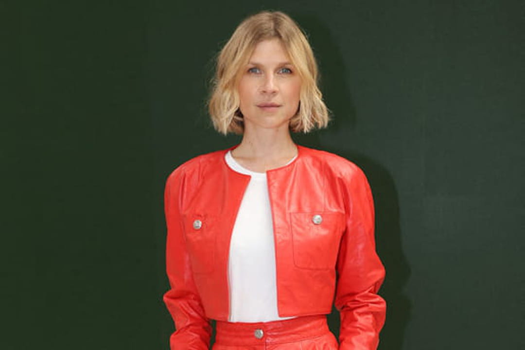 Clémence Poésy En Ensemble Veste Et Short Rouges
