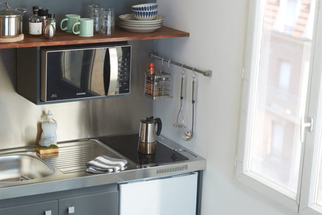 Micro-ondes suspendu dans la kitchenette