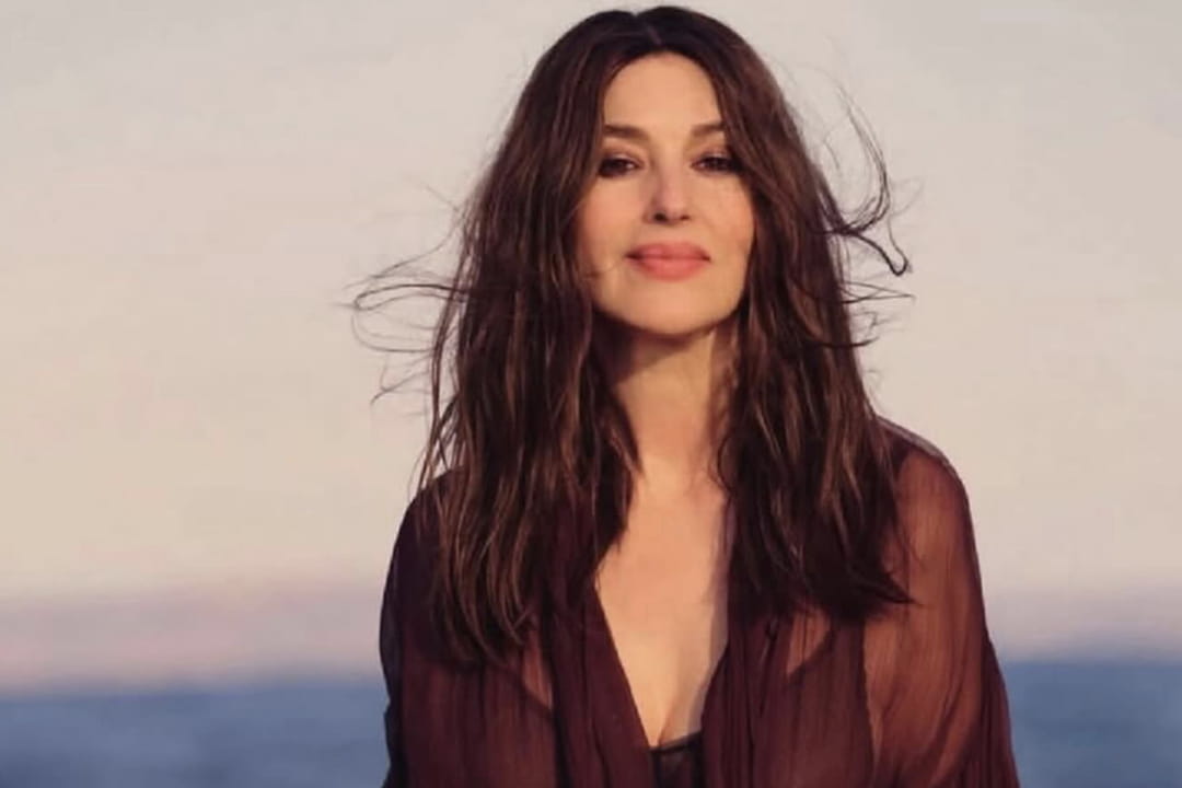 À la mer, Monica Bellucci brille en robe transparente Gucci