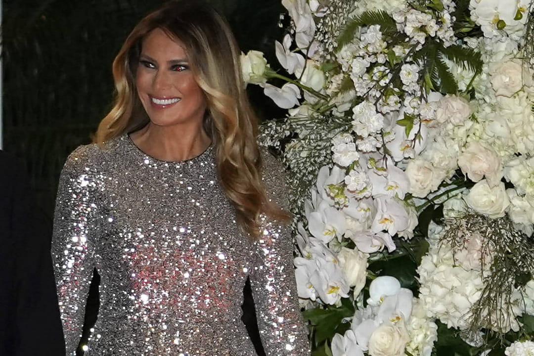 Melania Trump en robe longue moulante à sequins argentés