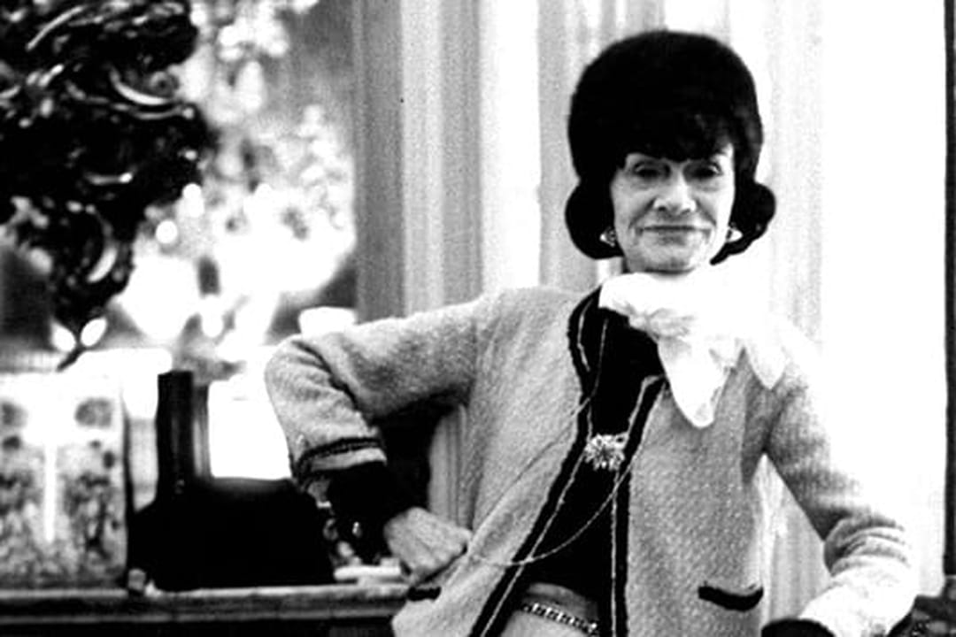 Coco Chanel en ensemble de tweed