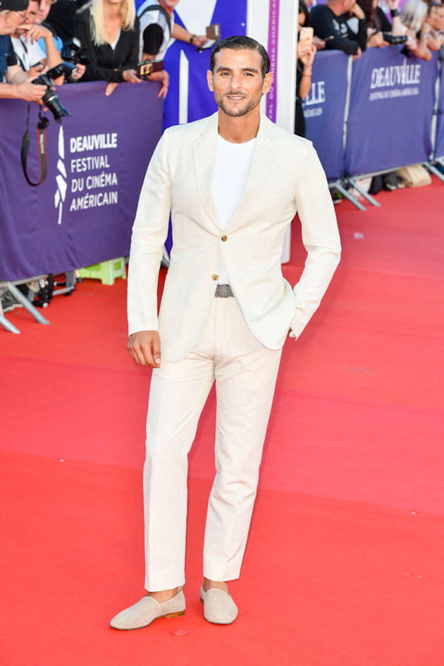 Sofiane Zermani en costume blanc