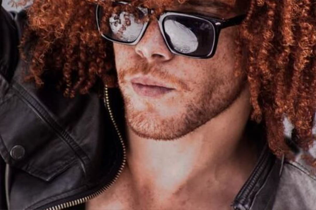 Les cheveux frisés roux