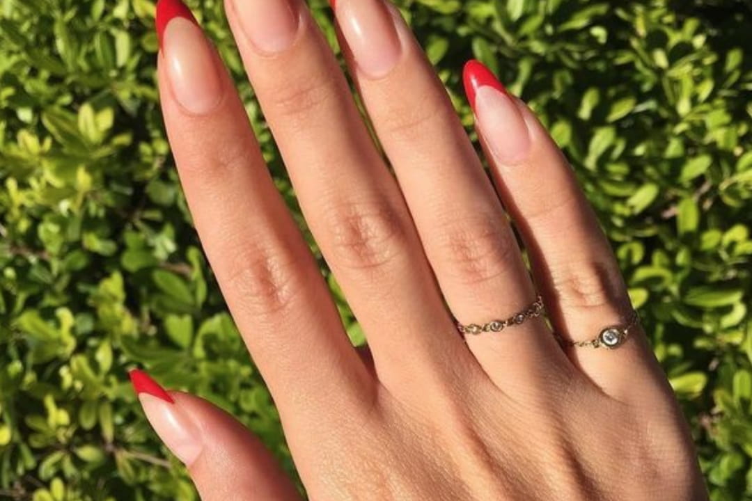 Une french manucure rouge