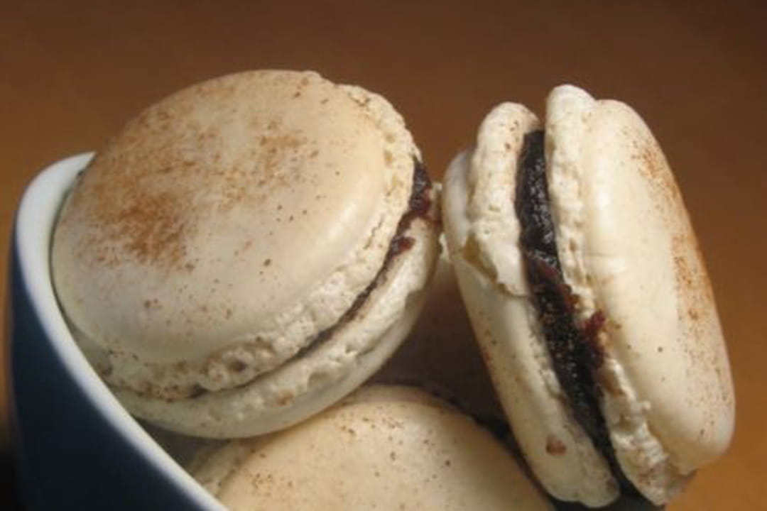 Macarons aux dattes, miel et cannelle