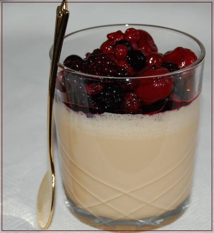 Panna cotta au caramel et ses petits fruits rouges
