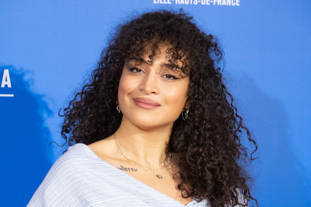 Top : la bouche nude parfaite de Camelia Jordana