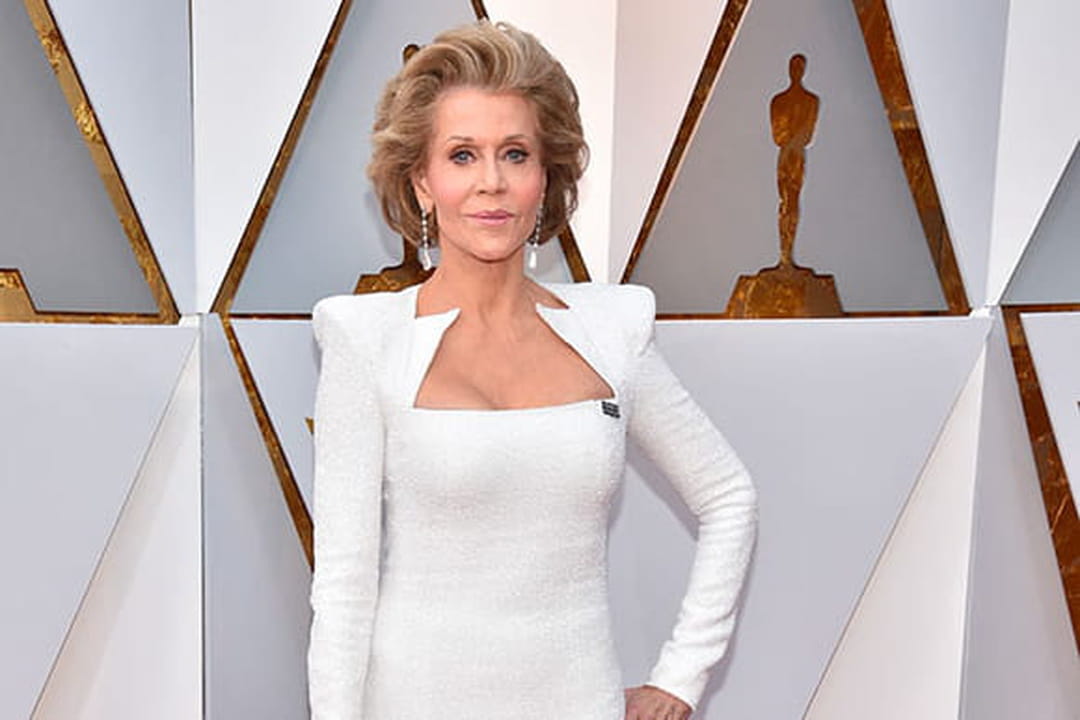 Jane Fonda en robe longue blanche