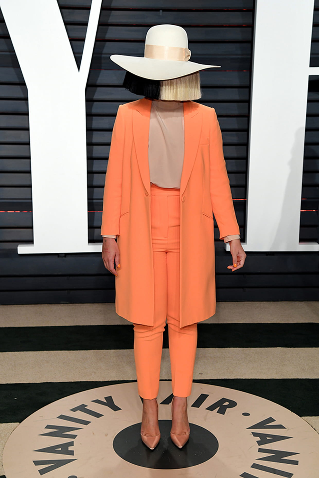 Sia en costume orange