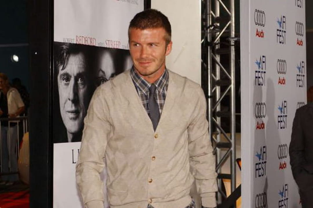 David Beckham en cardigan sable et jean