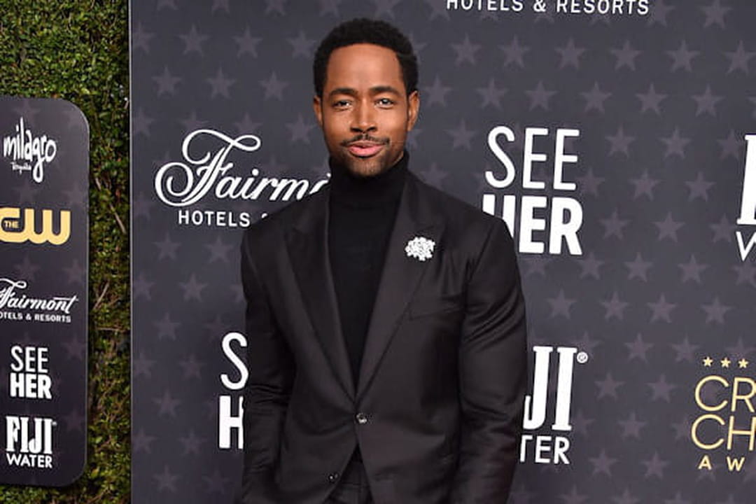 Jay Ellis en costume Louis Vuitton