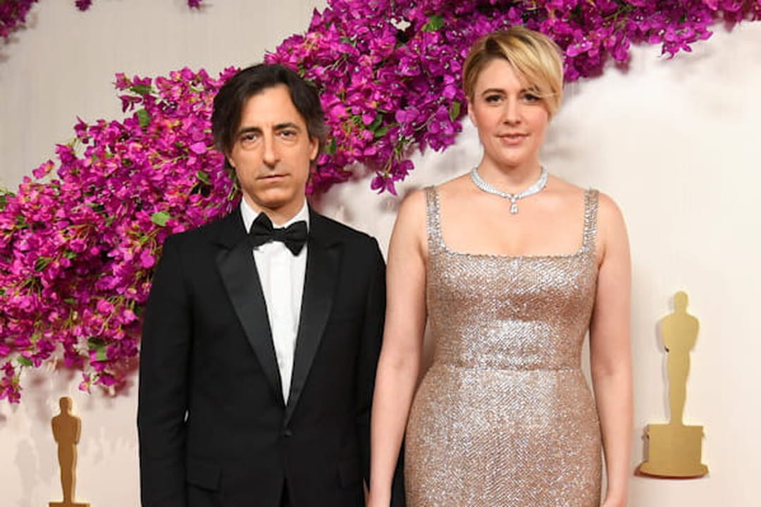 Noah Baumbach en smoking noir Dior et Greta Gerwig en robe à paillettes