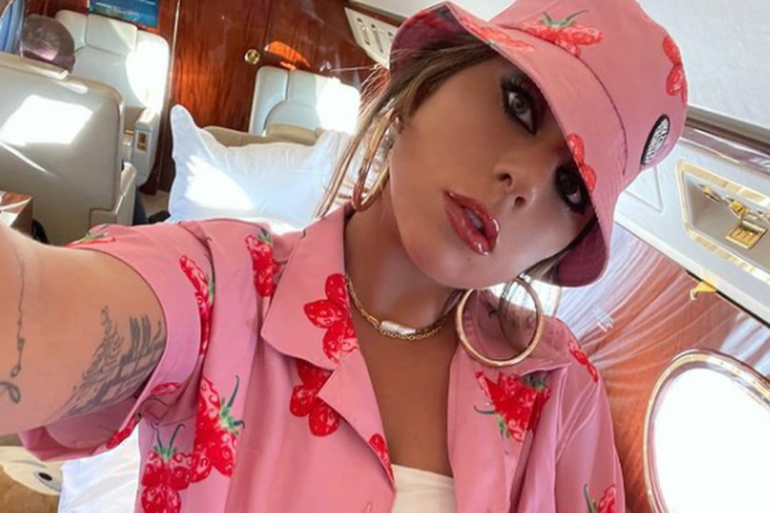 Lady Gaga tout en rose dans son jet privé, elle charme ses fans