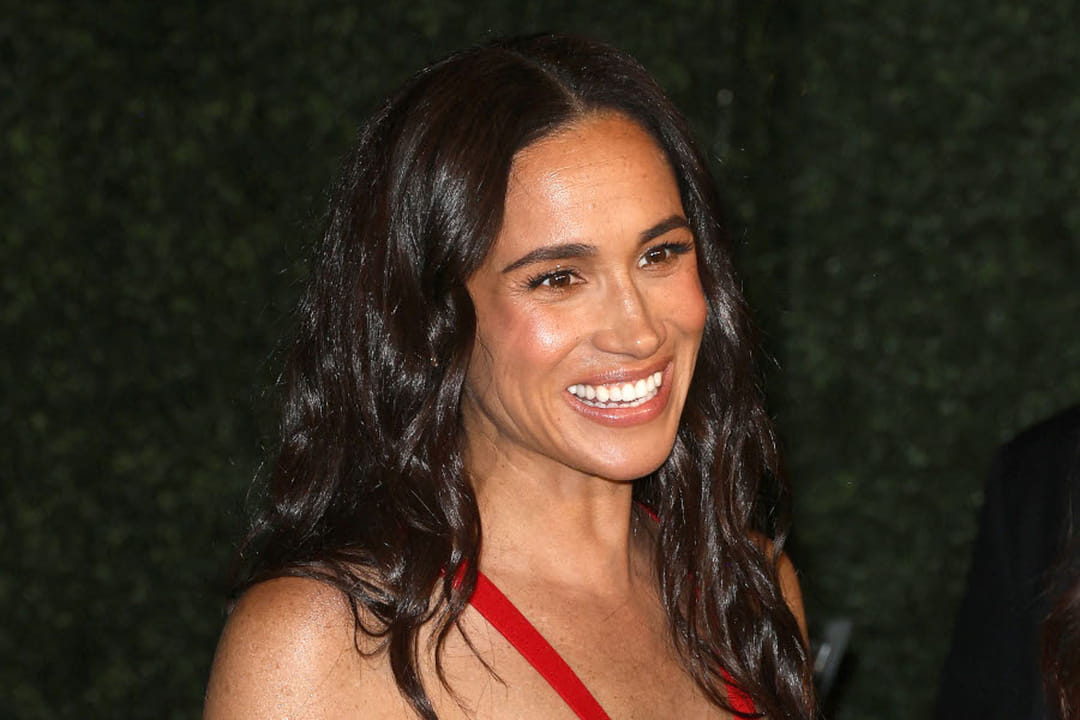 Avec sa chemise en lin et son chapeau, Meghan Markle s'offre l'allure ...