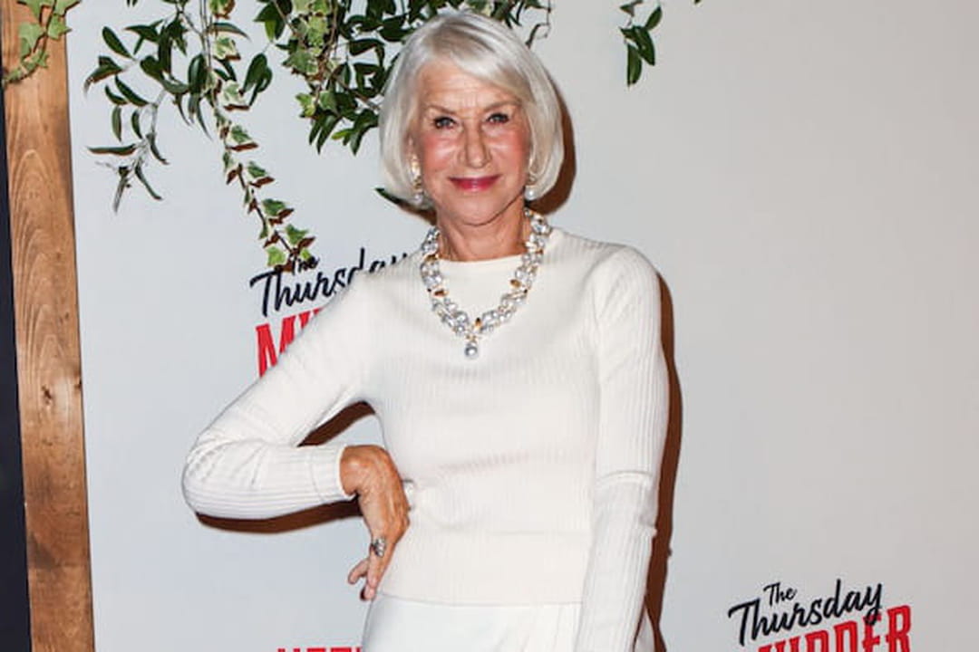 Tout de blanc vêtue, Helen Mirren brille par sa sobriété sur le tapis rouge
