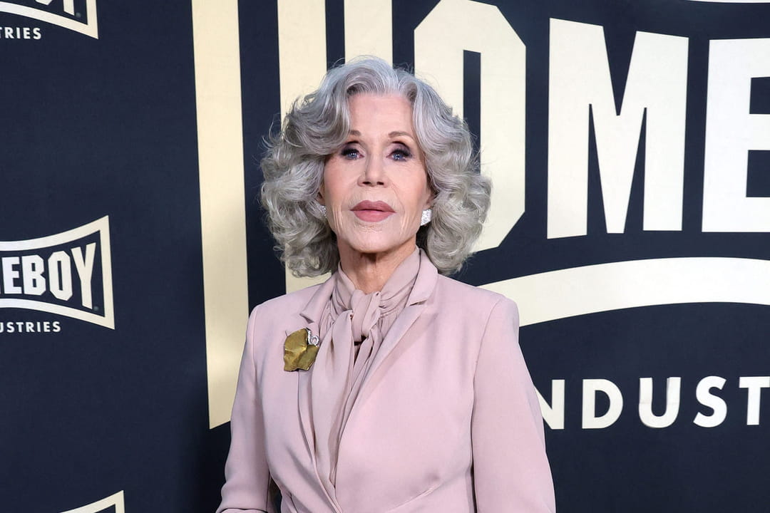 En tailleur rose, Jane Fonda prouve qu'on peut tout porter à 87 ans