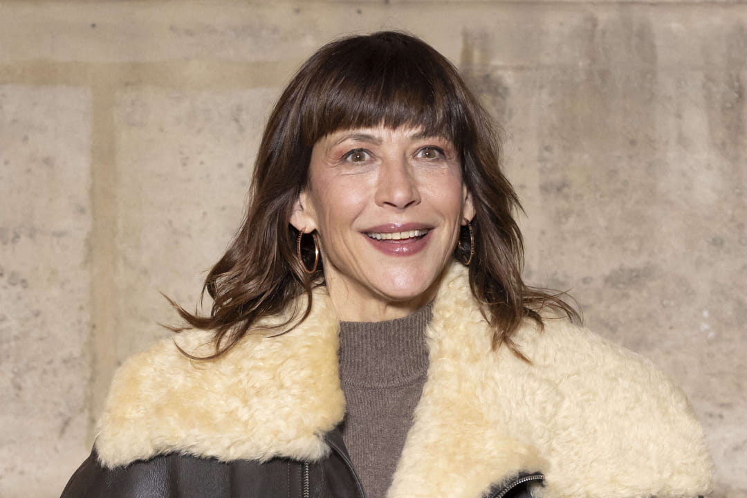 Sophie Marceau affronte le froid parisien avec cette veste confortable ...