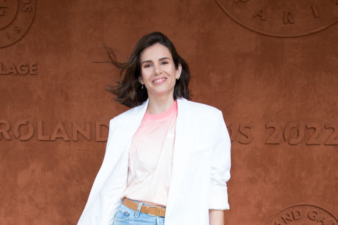 Louise Monot en blazer blanc