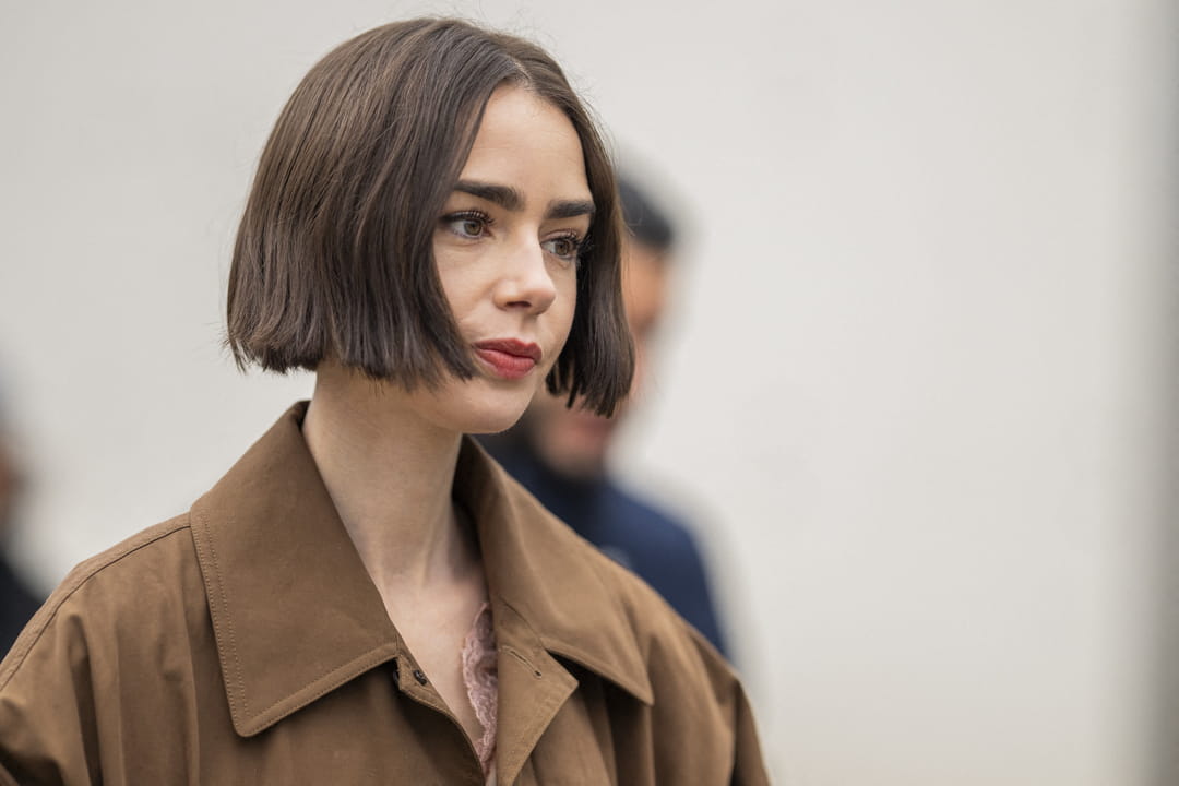 En total look rouge, Lily Collins est encore plus somptueuse que d'habitude