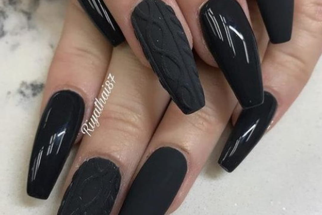 Nail art ongles effet pull noir
