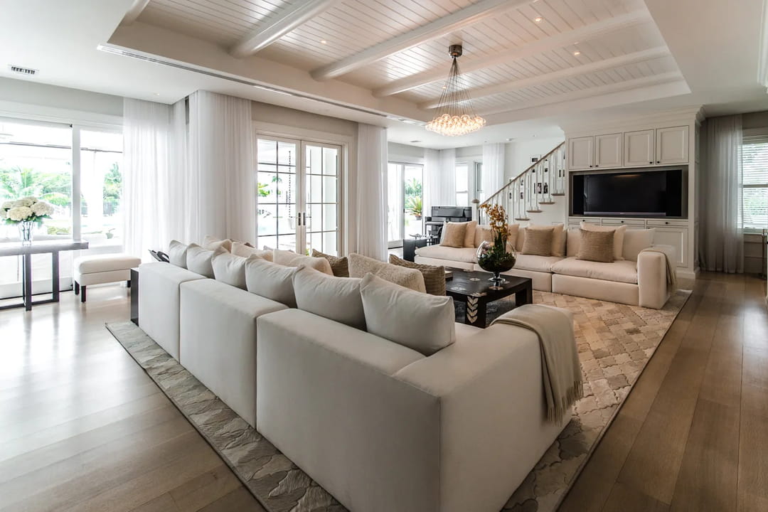 Un grand salon à la décoration classique