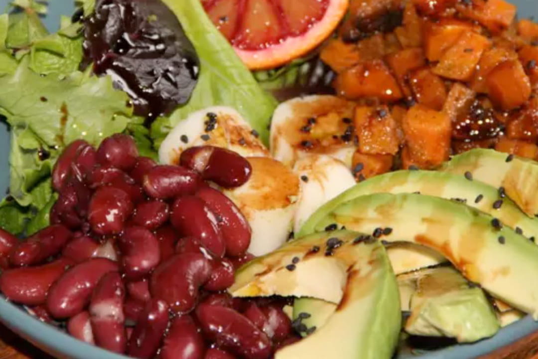 Salade detox hivernale à l'avocat, haricots rouges, carottes et coeurs ...