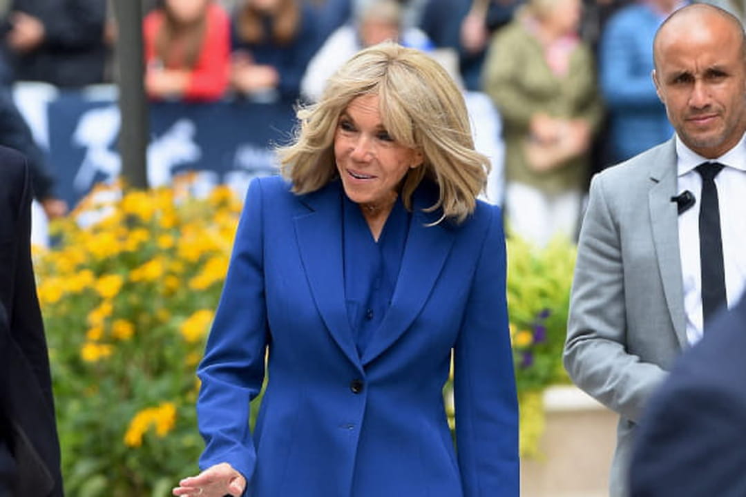 Brigitte Macron cultive son style chic en ensemble de costume