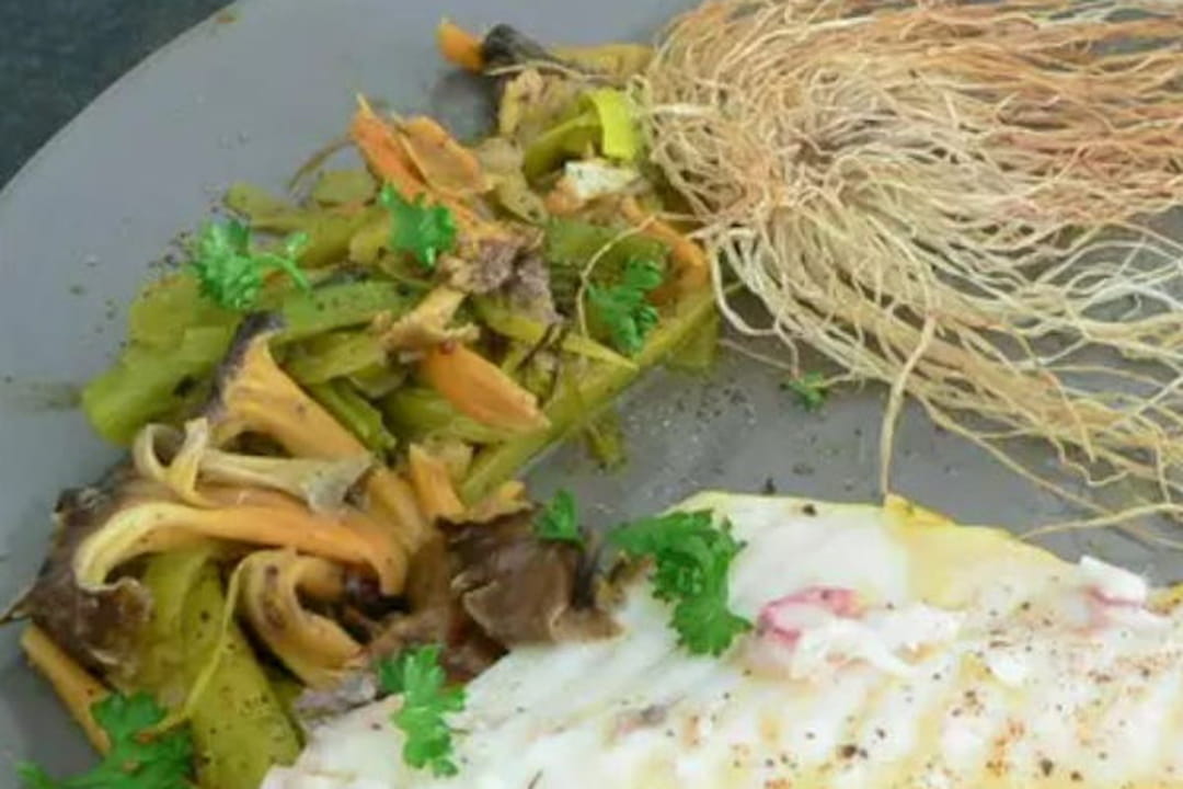 Papillote de pageot aux poireaux et chanterelles