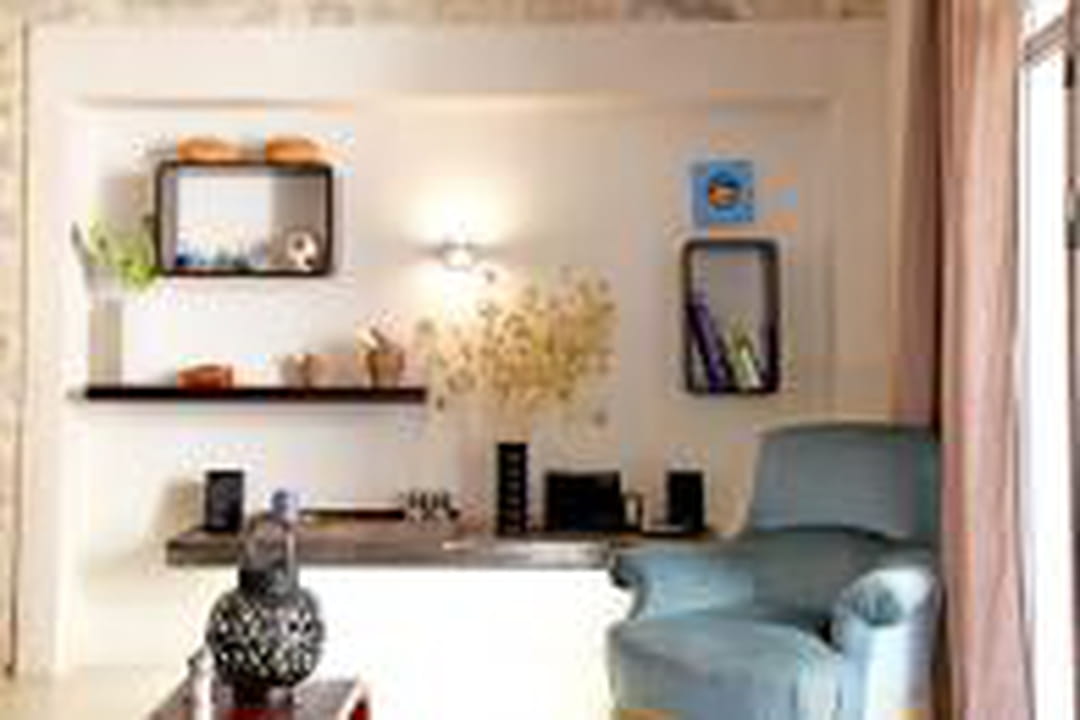 Des cadres-niches au mur