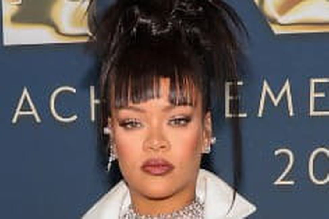 Rihanna porte la coiffure palmier comme personne