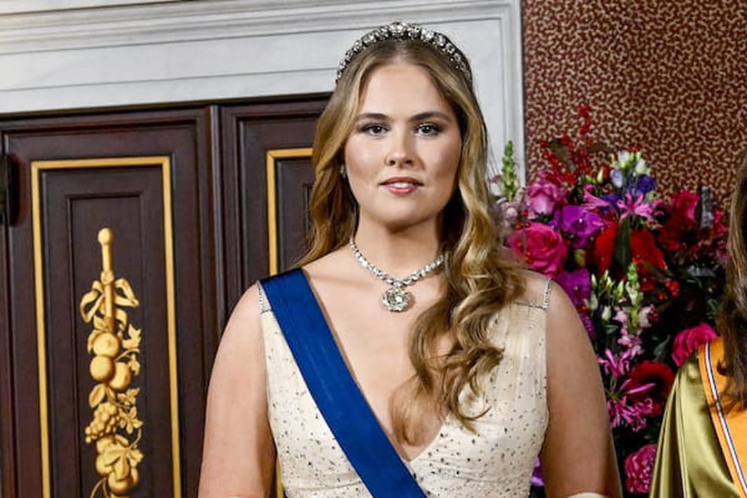 Amalia des Pays-Bas rayonne dans une robe de princesse à strass