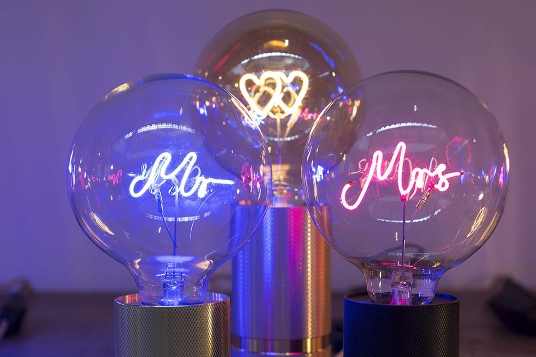 Une ampoule néon d'Elements Lighting