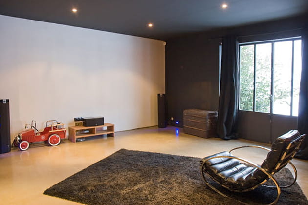 Un salon multimédia design