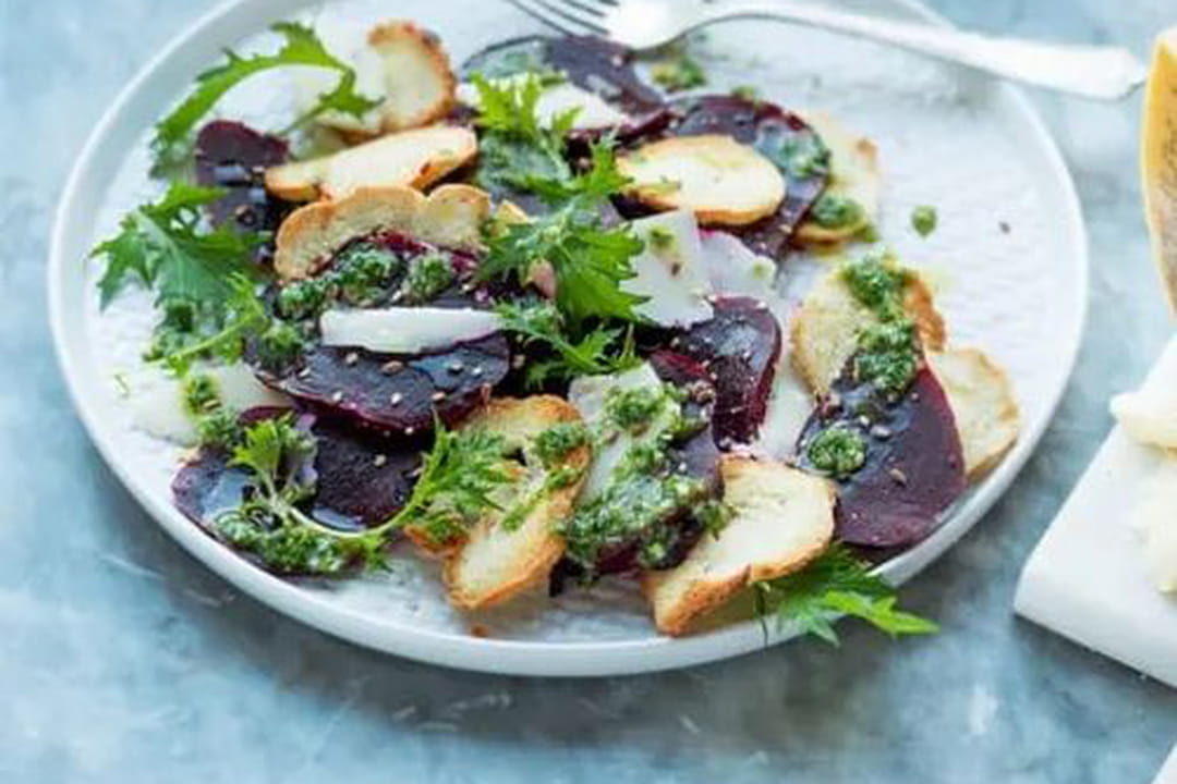 Salade de betterave rouge, parmesan et sauce aux herbes