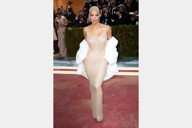 Kim Kardashian version tapis rouge en robe transparente Jean-Louis Berthault