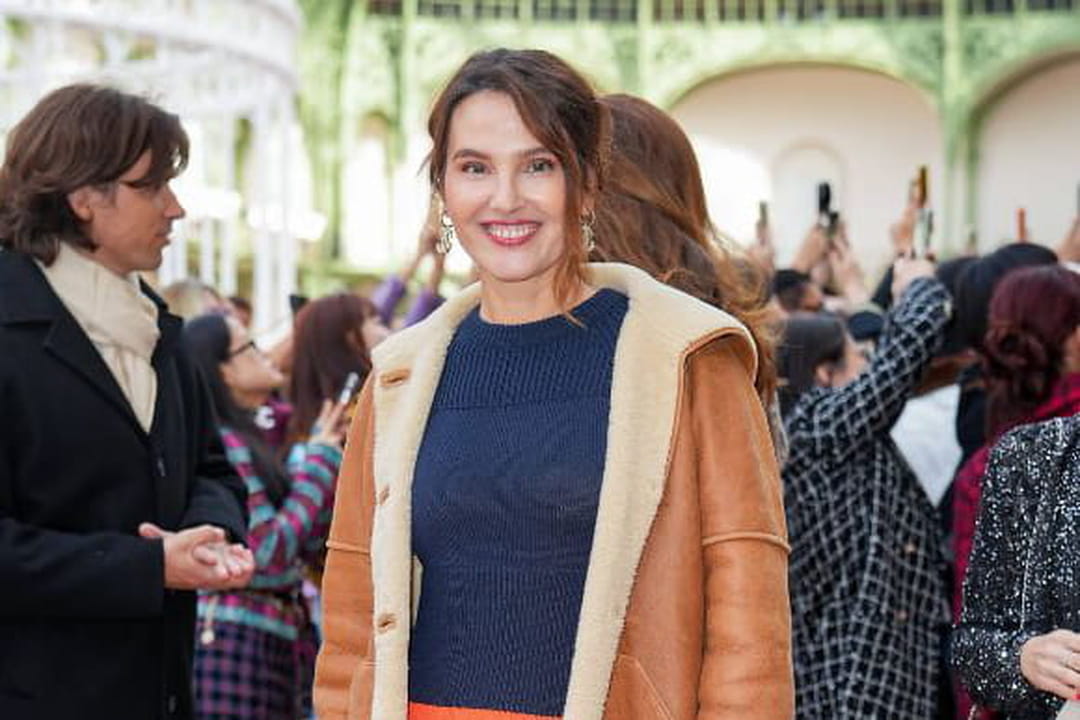 Virginie Ledoyen en jupe orange et veste en peau retournée